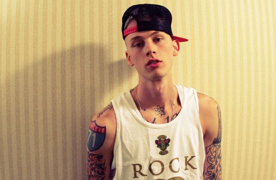 MGK desvela las colaboraciones de su álbum debut, «Lace up»