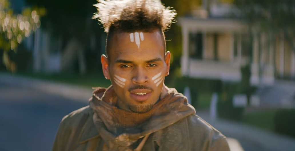 Chris Brown vuelve a mostrar sus skills para bailar en el clip de ‘Tempo’