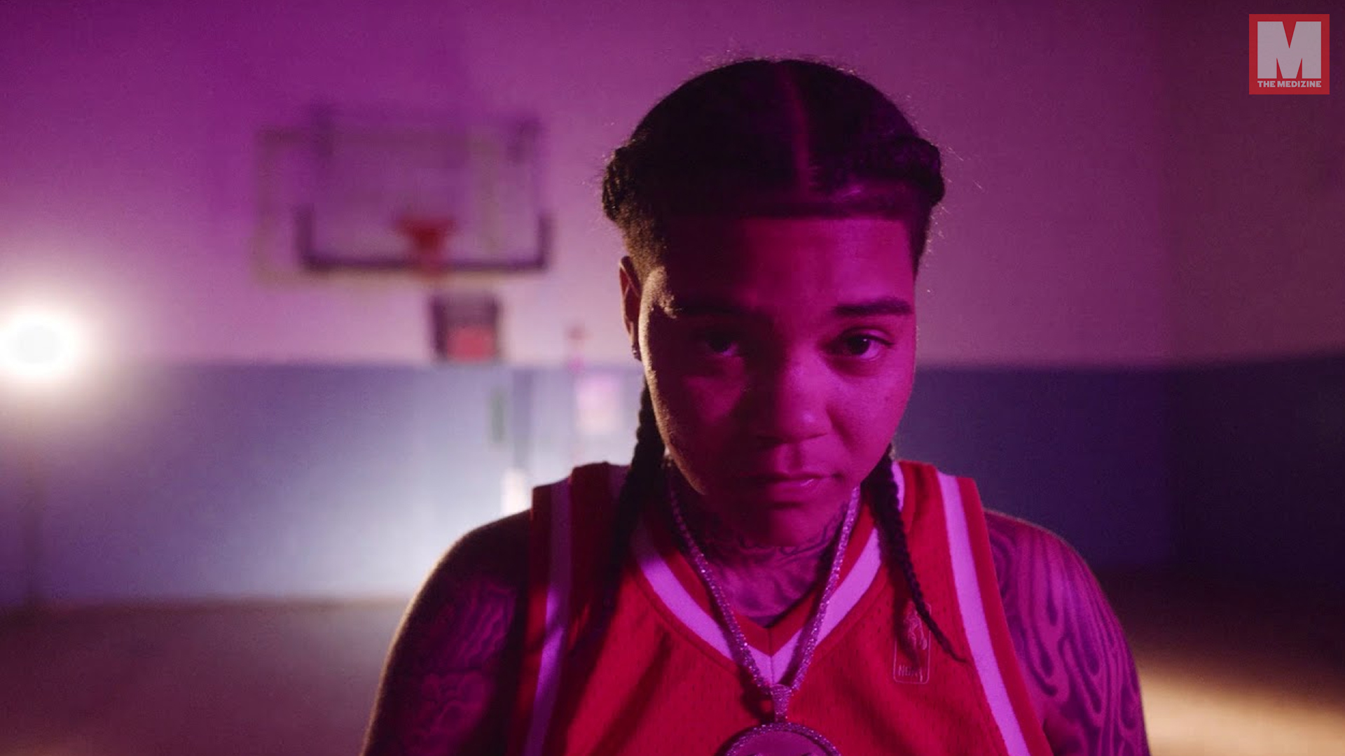 Young M.A domina la cancha en su nuevo videoclip ‘Praktice’