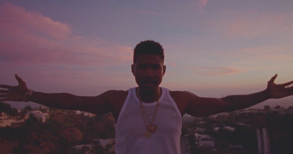 Usher habla de amor pasional en el videoclip de ‘Peace Sign’
