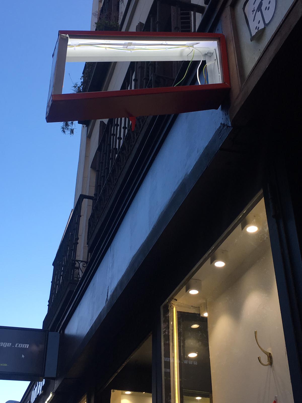 Destrozan el logo de la tienda Supreme Spain de Madrid