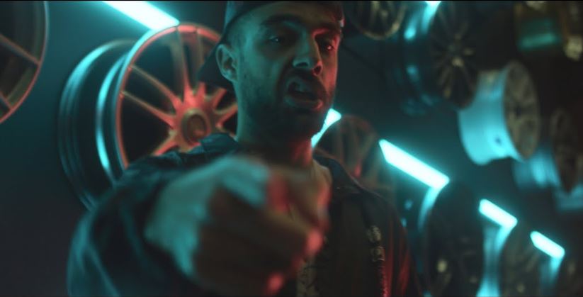 Israel B presume de barras en el videoclip de ‘La Cabra’