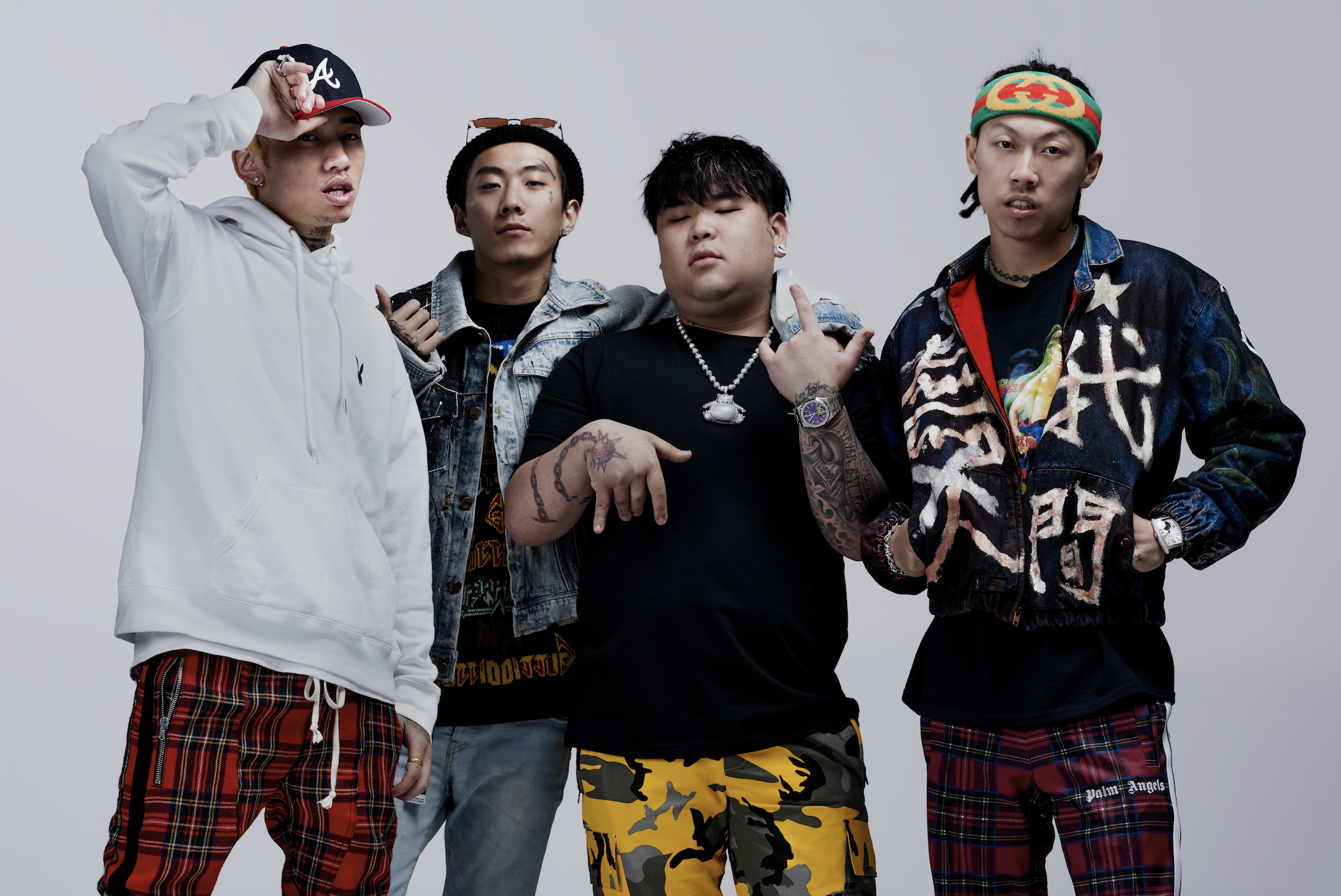 Higher Brothers y LAS VIRGENES se despiden del verano en Razzmatazz