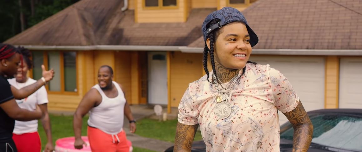Young M.A. cambia de tamaño a su antojo en el videoclip de ‘BIG’