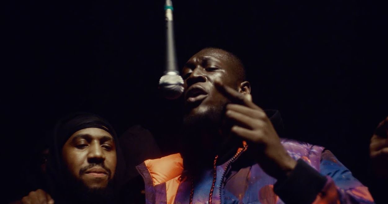 Stormzy muestra sus respetos a Wiley en el videoclip de ‘Wiley Flow’