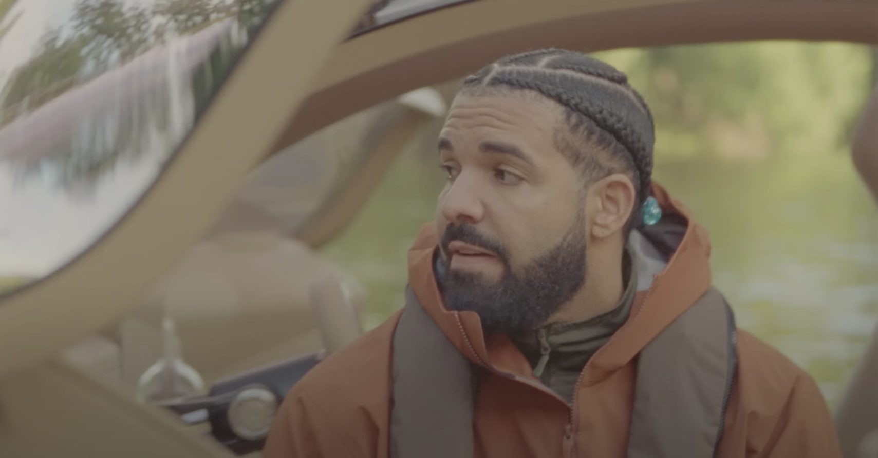 Drake nos acerca una vez más a su lujoso lifestyle en ‘Sticky’