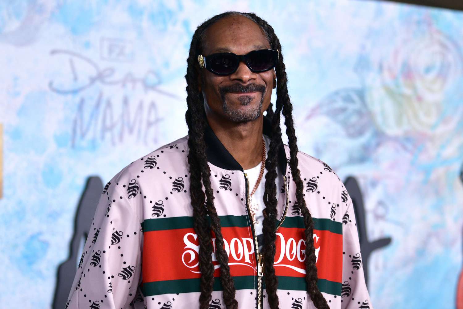 Snoop Dogg recibe grandes críticas por fumar hierba junto a sus nietas